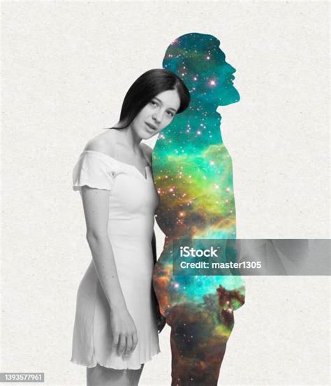 회색 배경 위에 고립 된 사랑하는 남자의 실루엣에 기대고있는 젊은 슬픈 여자 꿈 희망 공간 내면 세계의 개념 사랑에 대한 스톡