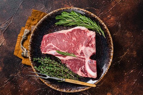 건조 숙성 생 포터 하우스 쇠고기 고기 스테이크 향신료와 소박한 접시에 신선한 T 뼈 어두운 배경 위쪽 보기 0명에 대한 스톡 사진 및 기타 이미지 Istock