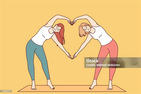 필라테스를 하는 두 여성의 짝을 이루는 요가 스포츠 매트 위에 서서 손으로 하트 사인을 만드는 모습 여자에 대한 스톡 벡터 아트 및 기타 이미지 Istock