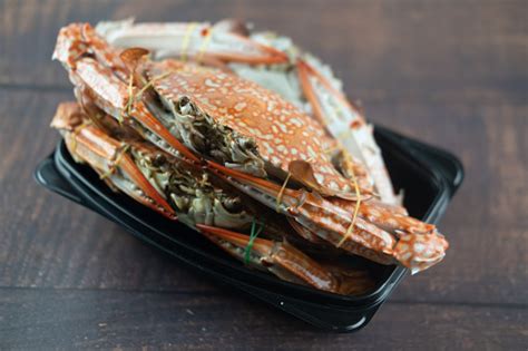 검은 일회용 플라스틱 용기에 찐 게를 찐 후 배달 하기 전에 요리 태국 스타일의 해산물 갈고리 발톱에 대한 스톡 사진 및 기타