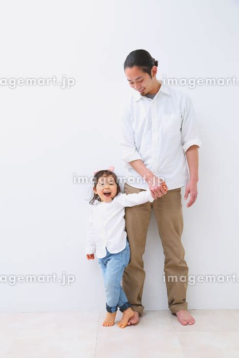 手を繋ぐ日本人親子の写真素材 129108241 イメージマート