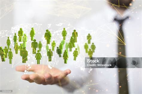 그의 손바닥 위에 한 무리의 사람들을 들고 있는 전문 남성 세계 경제 통신 네트워크 경제에 대한 스톡 사진 및 기타 이미지