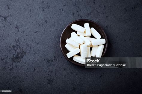 Bcaa 아미노산 보디 빌딩에 대 한 영양 검은 돌 배경에 피트 니스 보충 바로 위에 있습니다 복사 공간 0명에 대한 스톡 사진