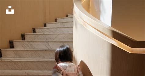 계단을 걸어 내려가는 어린 소녀 사진 Unsplash의 무료 초상 이미지