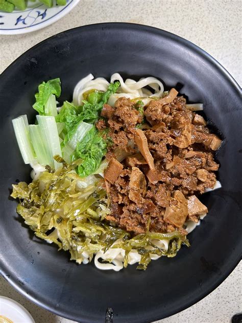 【台灣，嘉義市，東區】來吃一碗冠軍牛肉麵～半畝田北方麵食館。（嘉義美食嘉義東區美食） 不能流浪的日子在城市中發呆快樂雲旅遊看世界