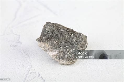 천연 미네랄 암석 표본흰 시멘트 바탕에 생 아 르 코에 스톤 우랄 러시아 거친에 대한 스톡 사진 및 기타 이미지 거친 건강