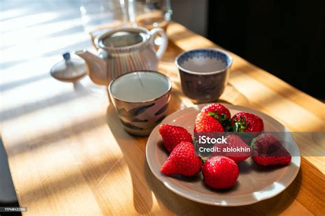 전통적인 일본 디저트 통통 고가딸기 부엌에서 나무 테이블에 접시에 두 찻잔 또는 컵과 녹차 와 주전자 도치기 현에 대한 스톡