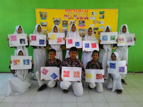 SENI GRAFIS CETAK TINGGI DENGAN MEDIA STYREFOAM BEKAS
