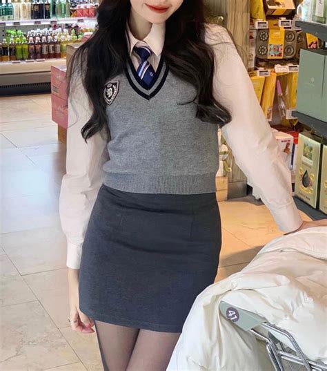 클로디 학생 교복룩 촬영룩 핑크 와이셔츠 넥타이 니트 조끼 기본핏 H라인 미니 스커트 코디세트 앨범촬영 졸업패션 단체룩