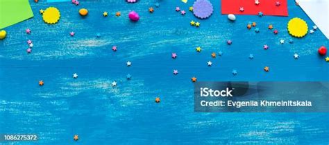 휴가 대 한 배너 축제 밝은 파란색 배경 장식 색 색종이 뱀 종이 선물 상위 뷰 평면 위치 복사 공간 0명에 대한 스톡 사진 및 기타 이미지 Istock
