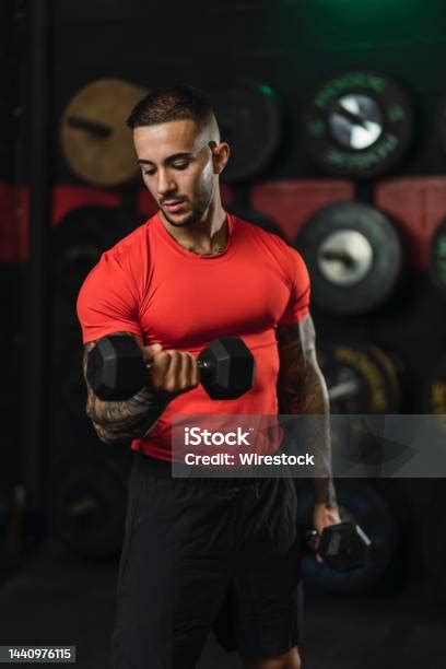 체육관에서 운동하는 멋진 문신을 한 강한 근육질의 유럽 남자 근육질 체격에 대한 스톡 사진 및 기타 이미지 근육질 체격 남자 남자들만 Istock