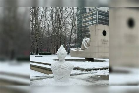 几个男生堆了一个迪迦哦奥特曼的雪人，网友：这是他们心中的光奥特曼雪人网友