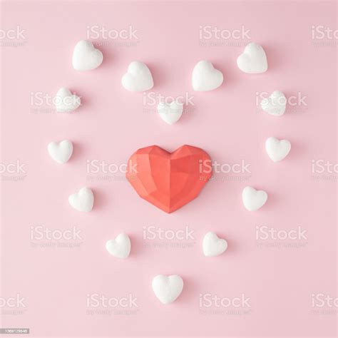 발렌타인 데이는 밝은 분홍색 파스텔 배경에 더 큰 마음의 모양에 깔끔하게 배열 된 흰색과 하나의 큰 빨간 중앙 마음의 창조적 인