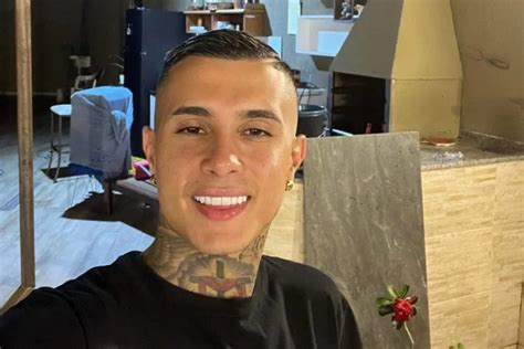 Durante live MC Paiva denuncia agressão por policiais