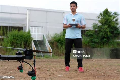 농업 농장 지에 액체 비료 또는 제 초 제 살포를 위한 무인 항공기 관개 장비에 대한 스톡 사진 및 기타 이미지 관개 장비 교통수단 날기 Istock