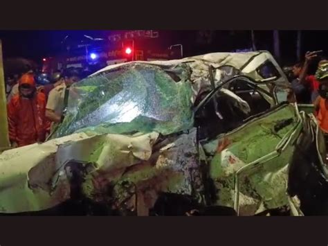 Accident News कार बसची जोरदार धडक दुर्घटनेत 5 एमबीबीएस