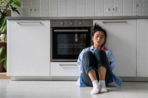 아시아 슬픈 여자는 바닥에 앉아 이별 또는 이혼 후 핸드폰 화면에 봐 외로운 우울 느낌 사람들에 대한 스톡 사진 및 기타 이미지