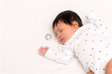 睡在白边的婴儿摇篮中双种族高清图片下载 正版图片502663128 摄图网