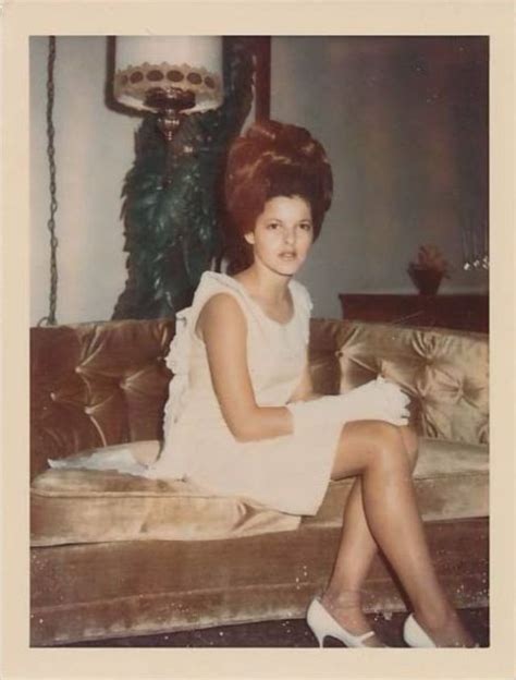 35 Interesting Vintage Snapshots Of 1960s Women With Bouffant Hairstyle