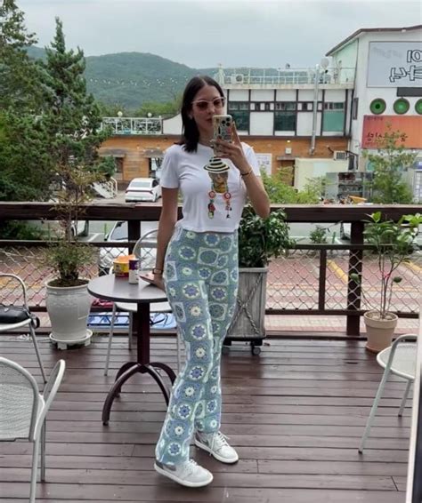 Ary Novia De Luisito Comunica Enamora Con Pantalón Crochet