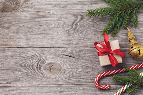 크리스마스 배경 그리고 나무 테이블의 오른쪽에 장식 복사 공간으로 휴일 카드의 상위 뷰 0명에 대한 스톡 사진 및 기타 이미지