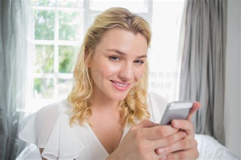 金发免抠元素 漂亮的金发女郎坐在床上打电话发短信 素材免费下载 626像素 格式 编号68249282 千图网