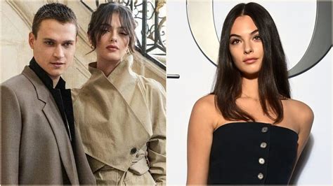 დევა კასელი პარიზის მოდის კვირეულზე შეყვარებულთან ერთად მივიდა როგორ პოზირებს კამერებთან