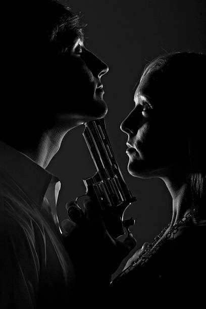 Mulher Com Uma Arma Na Mão Banco De Imagens E Fotos De Stock Istock
