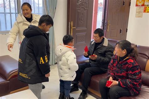 过新年了，一大早俩孙子给爷爷奶奶拜年，排队领红包了凤凰网视频凤凰网