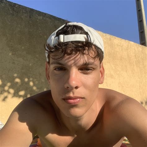 Alex Madrid Graduado En Economia Para Impartir Clases De Apoyo A
