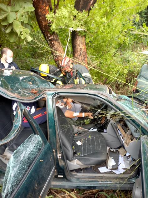 Mulher Fica Presa às Ferragens Após Carro Capotar Na Br 365 Em