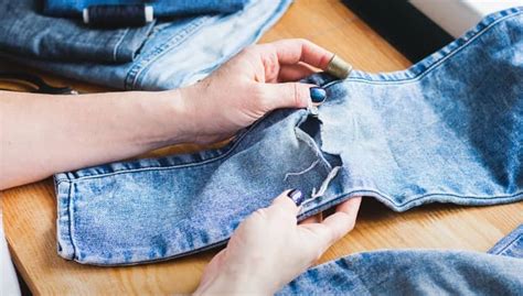 Faça furos na calça jeans tesoura e agulha e conserte em 3 minutos sem