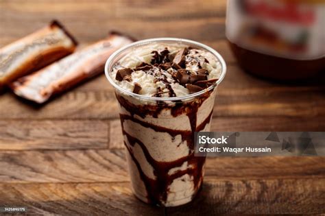 Nutella 밀크 쉐이크는 나무 테이블 아침 식사의 유리 측면보기에서 제공됩니다 바닐라 아이스크림에 대한 스톡 사진 및 기타