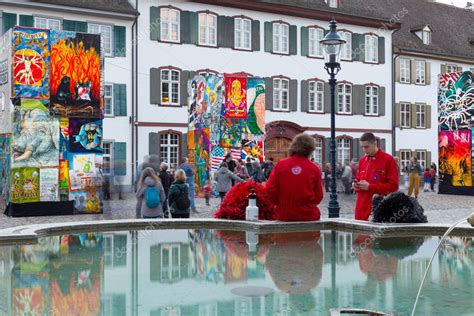 Basilea Suiza 21 De Febrero Carnaval Juerguistas En Trajes Rojos En