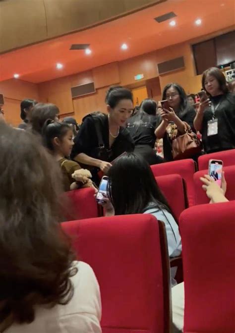 章子怡带女儿看话剧，母女不戴口罩打扮精致，任人拍照不生气