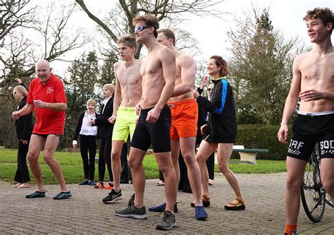 Waaghalzen Nemen Nieuwjaarsduik In Toch Wel Koud Water