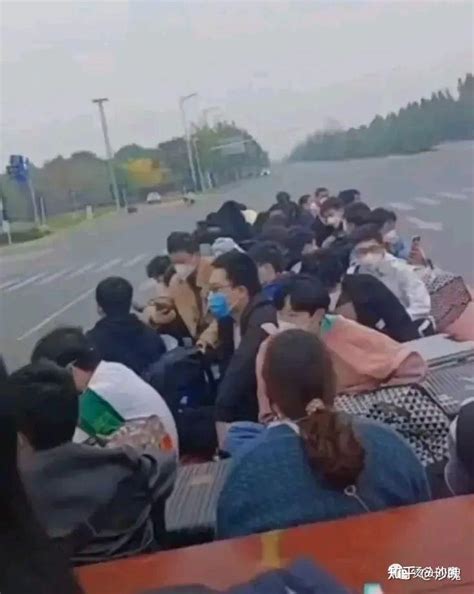 郑州富士康员工徒步返乡，仗义之人都透着人间烟火气。 知乎
