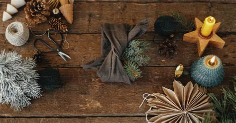 휴일 장식이 있는 소박한 나무 테이블에 전나무 가지가 있는 천으로 싸인 세련된 크리스마스 선물 제로 폐기물 겨울 휴가 및 선물 플랫 레이 후로시키 친환경 선물 사진