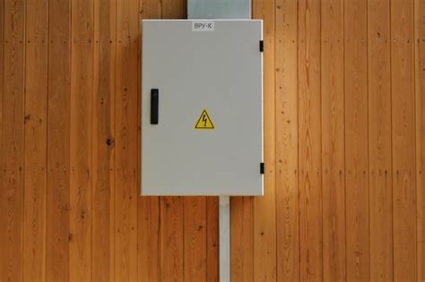 Interruptor de cuchillo y señal de peligro de alto voltaje en la pared