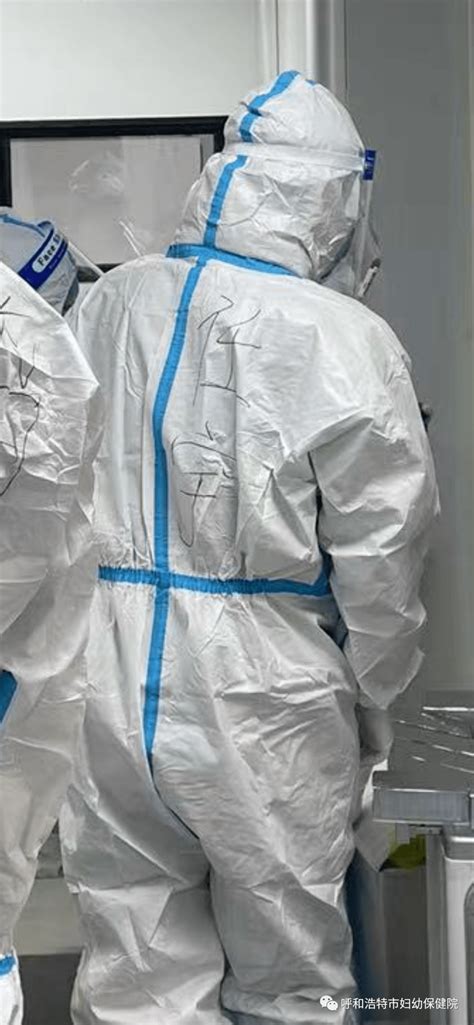 守护“绿码”有我 呼和浩特鄂尔多斯联合组pcr移动方舱实验室队员任宇检测工作样本