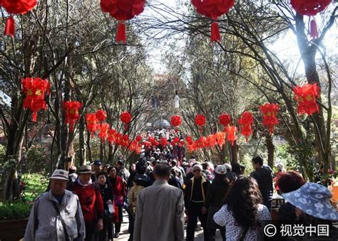 昆明七萬人趕金殿傳統廟會 香客上香祈福 每日頭條