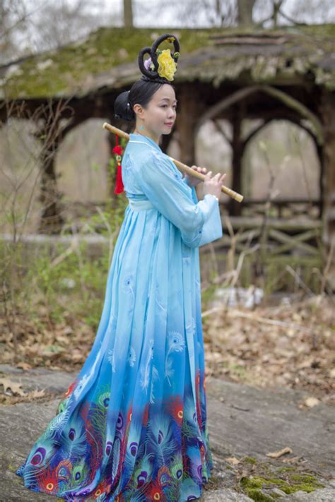 عکس چند زن زیبا در لباس سنتی چینی🇨🇳 طرفداری