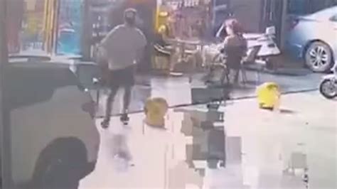 两男子拉车门盗窃，用赃款潇洒旅行不忘发朋友圈所有人澎湃新闻 The Paper