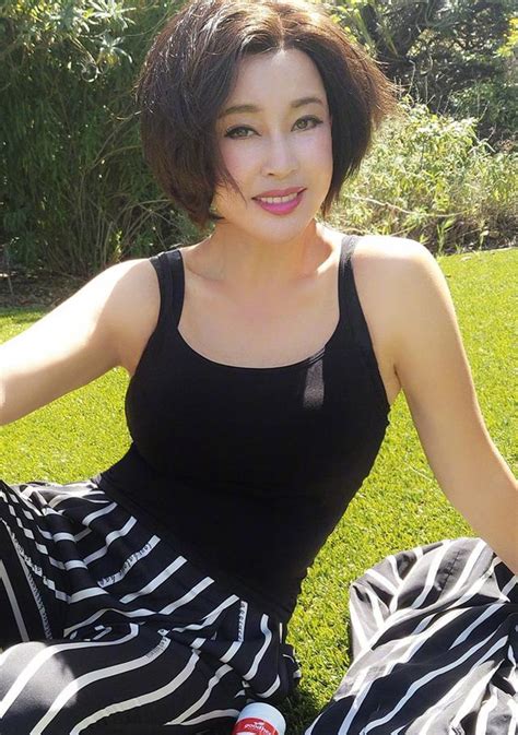 63歲的趙雅芝和62歲的劉曉慶，一個打扮像貴婦，一個打扮像少女 每日頭條