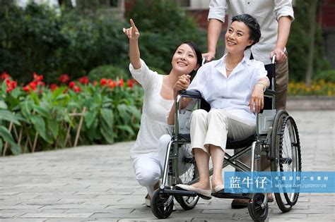 坐轮椅的老人在普通小区休闲 蓝牛仔影像 中国原创广告影像素材