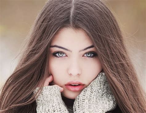 لمس الوجه، امرأة سمراء، عيون زرقاء، شعر طويل، جوفانا ريكالا، صورة