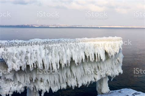 바다 산책로에 눈과 얼음 강한 겨울 폭풍 후 착빙 해변 산책로 무거운 서리와 함께 0명에 대한 스톡 사진 및 기타 이미지 0