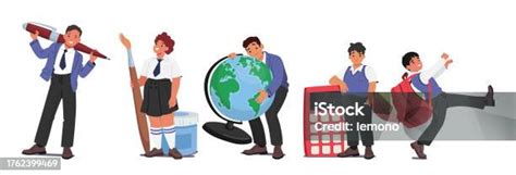 대형 문구류 거대한 펜 붓 지구본 계산기 및 거대한 배낭을 즐겁게 끌고 다니는 학생들 가을에 대한 스톡 벡터 아트 및 기타 이미지 Istock