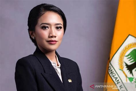Puteri Komarudin Perempuan Indonesia Adalah Pahlawan Keluarga