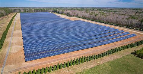 집 밖의 경치 광전지 그리드 에너지 기술 기후 변화 나무 노스 캐롤라이나 녹색 기술 높은 각도보기 대체 에너지 드론으로 찍은 사진 미국 미래 에너지